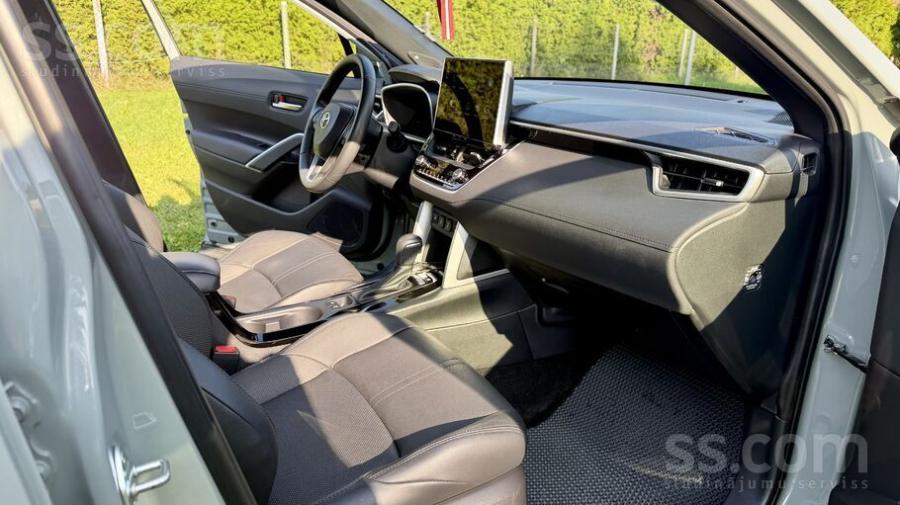 Zaļš Toyota Corolla Cross 2024 Rīga, ar dzinēja tilpumu 2.00 L un nobraukumu 23 tūkst. km par 33900 €, foto 10 vietnē AUTOMOTO.COM.LV