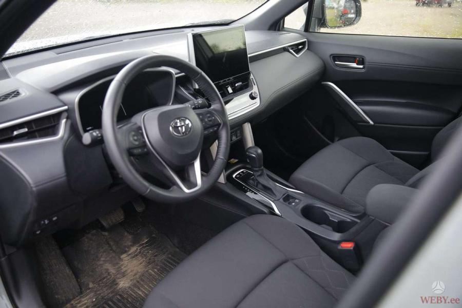 Green Toyota Corolla Cross 2025 in Tallinn, with an engine capacity of 1.80 L and mileage of 13 thousand km for 10000 €, photo 10 on AUTOMOTO.COM.LV
