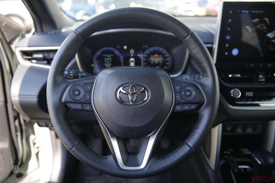 Green Toyota Corolla Cross 2025 in Tallinn, with an engine capacity of 1.80 L and mileage of 13 thousand km for 10000 €, photo 15 on AUTOMOTO.COM.LV