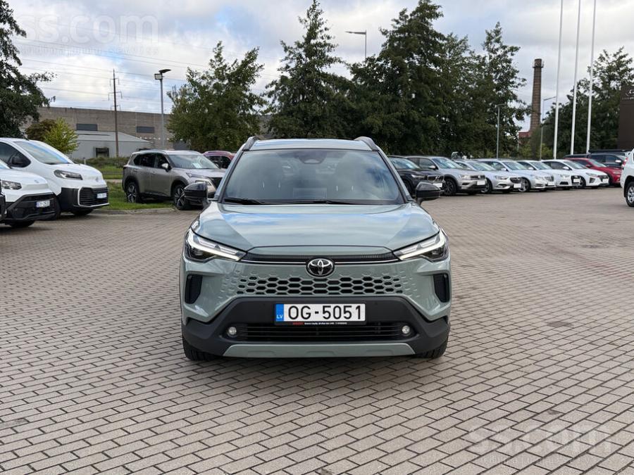Green Toyota Corolla Cross 2025 in Liepaja, with an engine capacity of 1.80 L and mileage of 24 thousand km for 32900 €, photo 8 on AUTOMOTO.COM.LV