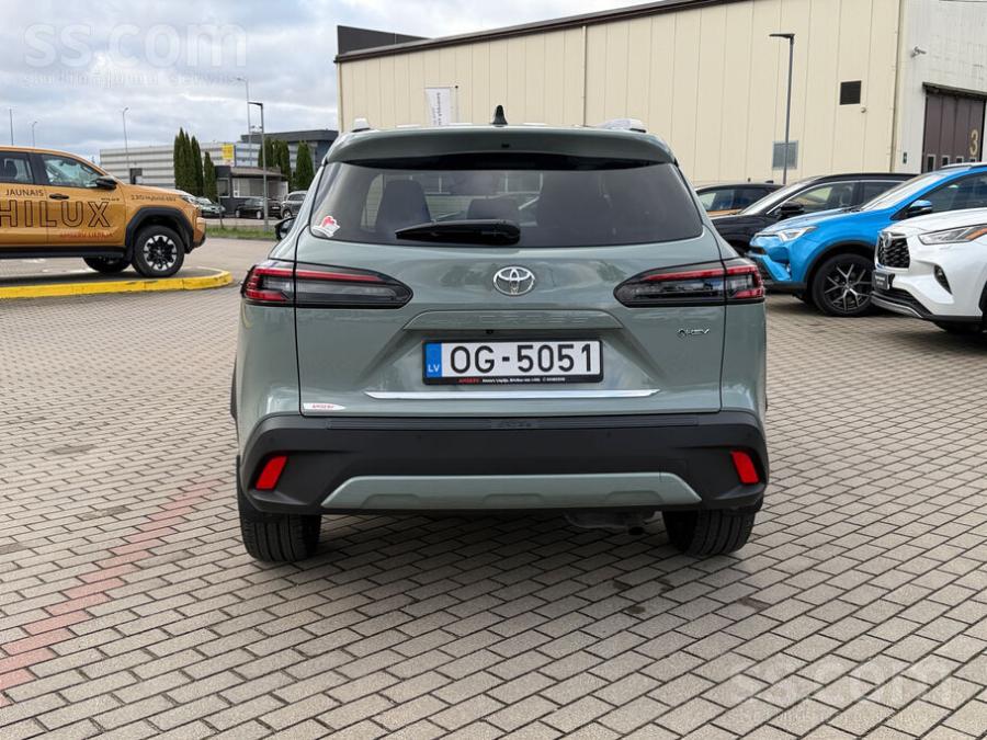 Green Toyota Corolla Cross 2025 in Liepaja, with an engine capacity of 1.80 L and mileage of 24 thousand km for 32900 €, photo 9 on AUTOMOTO.COM.LV