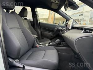 Green Toyota Corolla Cross 2025 in Liepaja, with an engine capacity of 1.80 L and mileage of 24 thousand km for 32900 €, photo 17 on AUTOMOTO.COM.LV