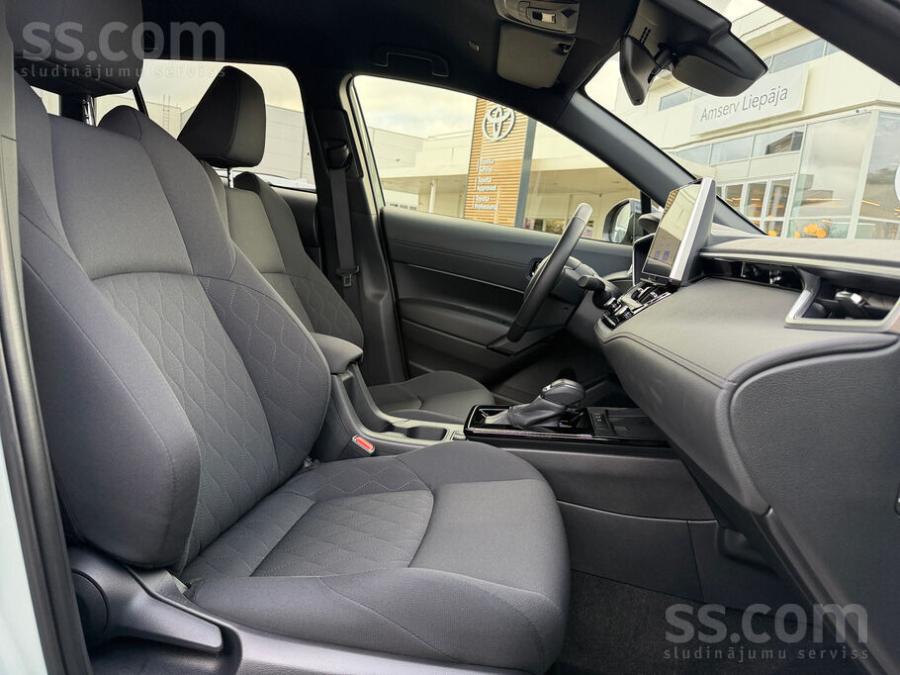 Green Toyota Corolla Cross 2025 in Liepaja, with an engine capacity of 1.80 L and mileage of 24 thousand km for 32900 €, photo 17 on AUTOMOTO.COM.LV