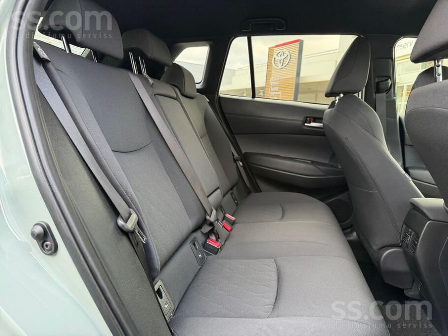 Green Toyota Corolla Cross 2025 in Liepaja, with an engine capacity of 1.80 L and mileage of 24 thousand km for 32900 €, photo 18 on AUTOMOTO.COM.LV