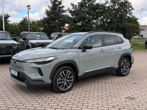 Zaļš Toyota Corolla Cross 2025 Liepāja, ar dzinēja tilpumu 1.80 L un nobraukumu 24 tūkst. km par 32900 €, foto  vietnē AUTOMOTO.COM.LV
