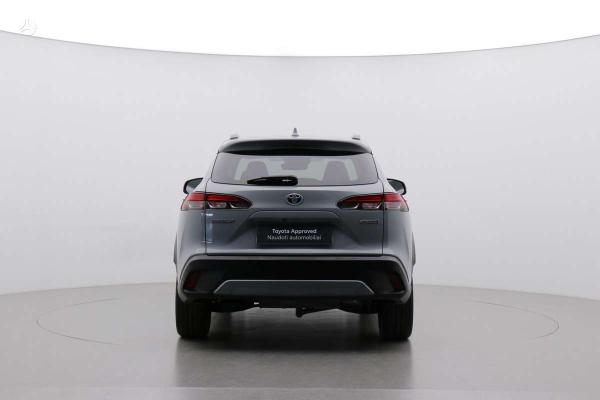 Pelēks Toyota Corolla Cross 2022 Viļņa, ar dzinēja tilpumu 1.99 L un nobraukumu 50 tūkst. km par 31900 €, foto 5 vietnē AUTOMOTO.COM.LV