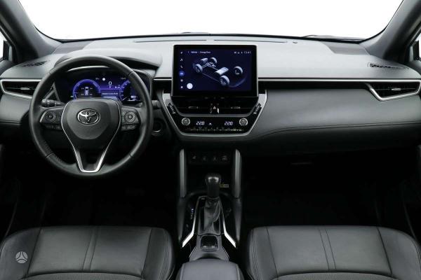 Pelēks Toyota Corolla Cross 2022 Viļņa, ar dzinēja tilpumu 1.99 L un nobraukumu 50 tūkst. km par 31900 €, foto 7 vietnē AUTOMOTO.COM.LV