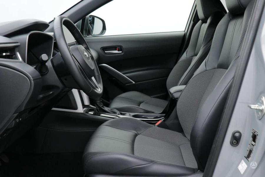 Pelēks Toyota Corolla Cross 2022 Viļņa, ar dzinēja tilpumu 1.99 L un nobraukumu 50 tūkst. km par 31900 €, foto 13 vietnē AUTOMOTO.COM.LV