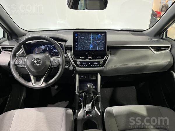 Pelēks Toyota Corolla Cross 2023 Ventspils, ar dzinēja tilpumu 2.00 L un nobraukumu 43 tūkst. km par 27950 €, foto 9 vietnē AUTOMOTO.COM.LV