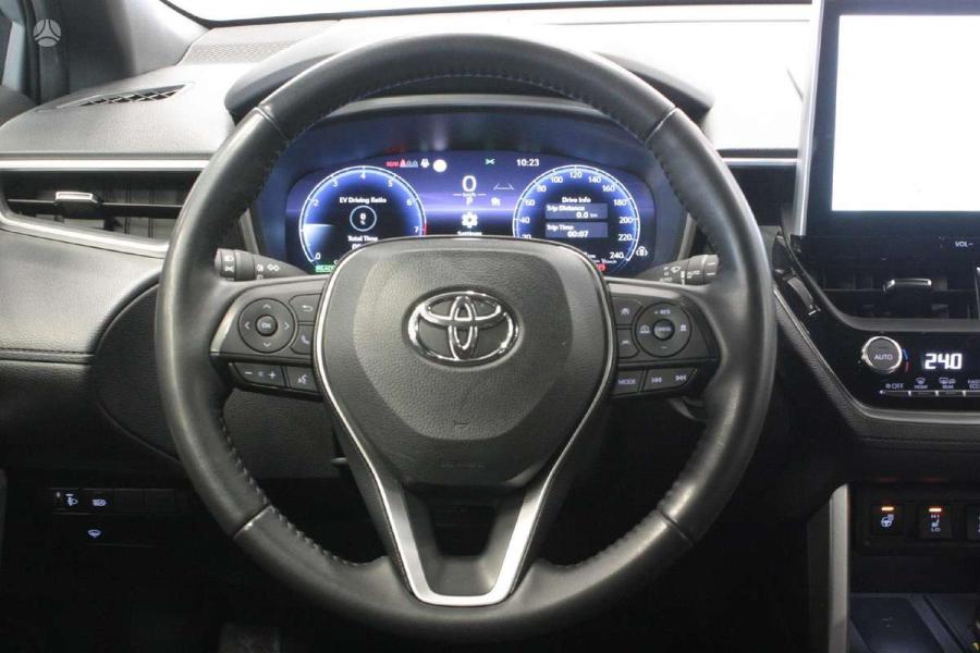 Grey Toyota Corolla Cross 2023 in Kaunas, with an engine capacity of 1.99 L and mileage of 110 thousand km for 28900 €, photo 12 on AUTOMOTO.COM.LV