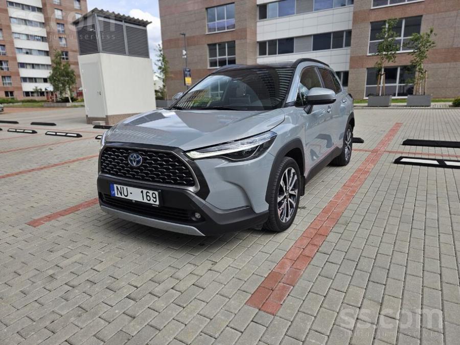 Pelēks Toyota Corolla Cross 2023 Rīga, ar dzinēja tilpumu 2.00 L un nobraukumu 47 tūkst. km par 35000 €, foto 1 vietnē AUTOMOTO.COM.LV