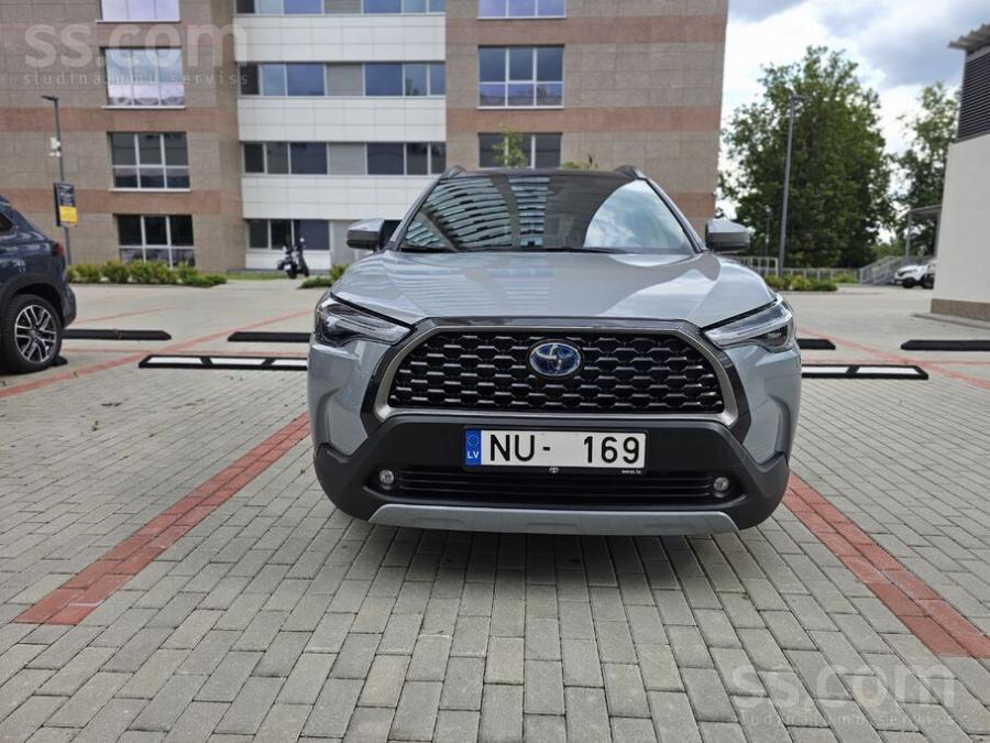 Pelēks Toyota Corolla Cross 2023 Rīga, ar dzinēja tilpumu 2.00 L un nobraukumu 47 tūkst. km par 35000 €, foto 3 vietnē AUTOMOTO.COM.LV