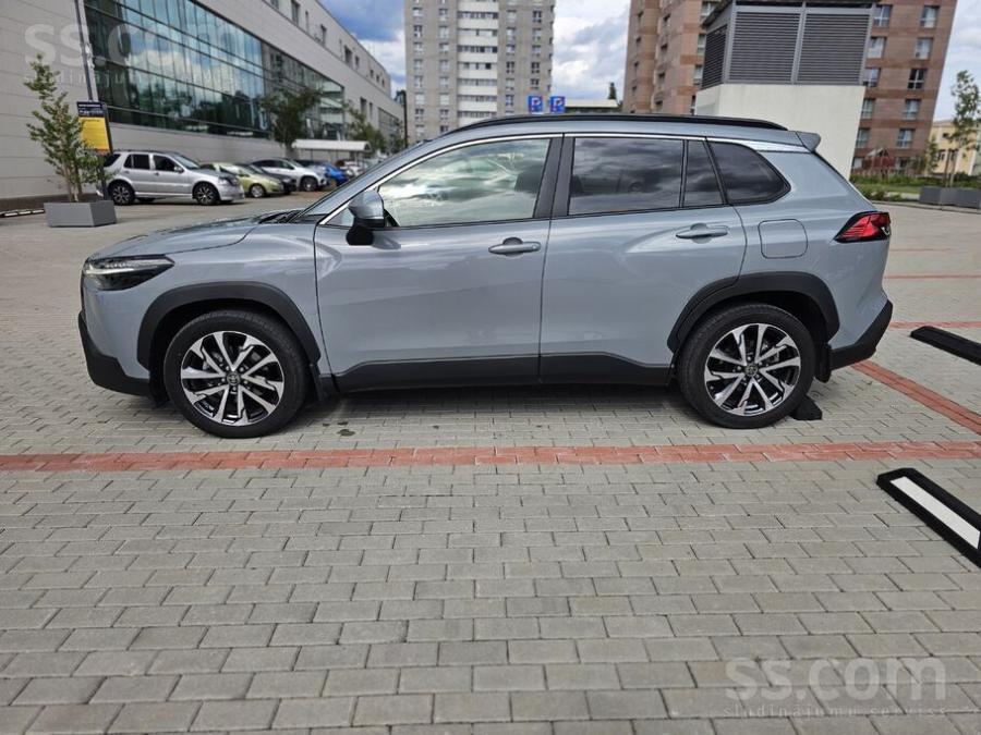 Pelēks Toyota Corolla Cross 2023 Rīga, ar dzinēja tilpumu 2.00 L un nobraukumu 47 tūkst. km par 35000 €, foto 4 vietnē AUTOMOTO.COM.LV