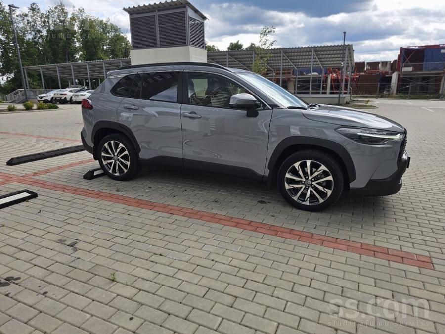 Pelēks Toyota Corolla Cross 2023 Rīga, ar dzinēja tilpumu 2.00 L un nobraukumu 47 tūkst. km par 35000 €, foto 5 vietnē AUTOMOTO.COM.LV