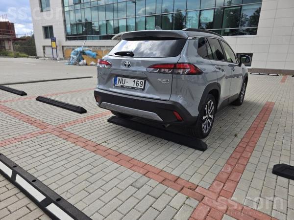 Pelēks Toyota Corolla Cross 2023 Rīga, ar dzinēja tilpumu 2.00 L un nobraukumu 47 tūkst. km par 35000 €, foto 5 vietnē AUTOMOTO.COM.LV