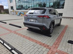 Pelēks Toyota Corolla Cross 2023 Rīga, ar dzinēja tilpumu 2.00 L un nobraukumu 47 tūkst. km par 35000 €, foto 6 vietnē AUTOMOTO.COM.LV