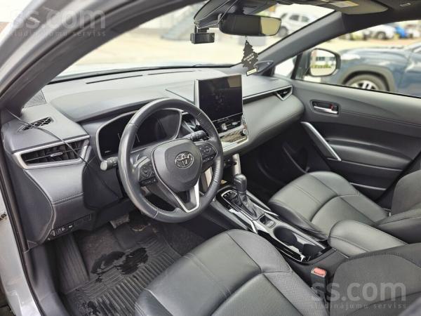 Pelēks Toyota Corolla Cross 2023 Rīga, ar dzinēja tilpumu 2.00 L un nobraukumu 47 tūkst. km par 35000 €, foto 6 vietnē AUTOMOTO.COM.LV