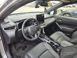 Pelēks Toyota Corolla Cross 2023 Rīga, ar dzinēja tilpumu 2.00 L un nobraukumu 47 tūkst. km par 35000 €, foto 7 vietnē AUTOMOTO.COM.LV