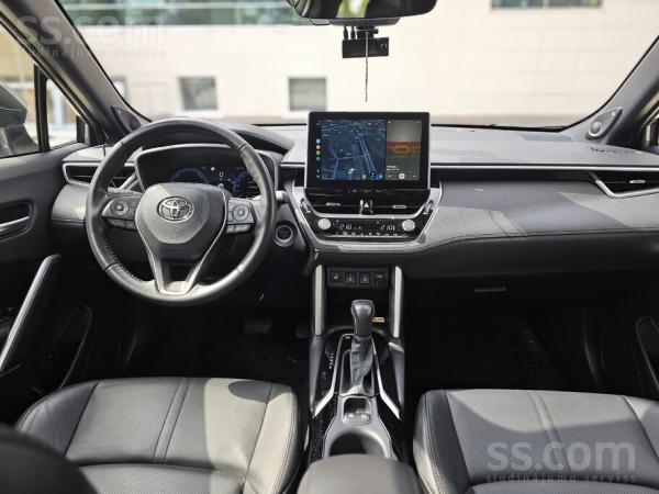 Pelēks Toyota Corolla Cross 2023 Rīga, ar dzinēja tilpumu 2.00 L un nobraukumu 47 tūkst. km par 35000 €, foto 9 vietnē AUTOMOTO.COM.LV