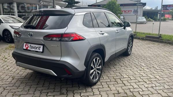 Pelēks Toyota Corolla Cross 2023 Rīga, ar dzinēja tilpumu 2.00 L un nobraukumu 58 tūkst. km par 27450 €, foto 4 vietnē AUTOMOTO.COM.LV