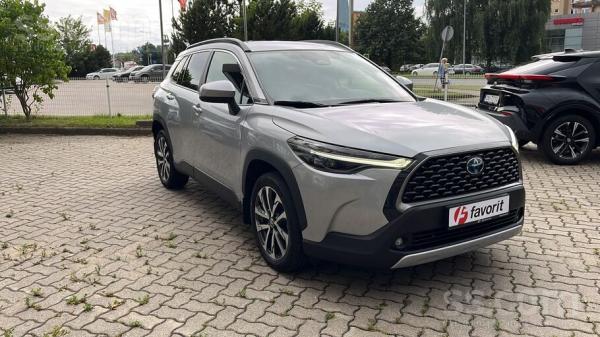 Pelēks Toyota Corolla Cross 2023 Rīga, ar dzinēja tilpumu 2.00 L un nobraukumu 58 tūkst. km par 27450 €, foto 1 vietnē AUTOMOTO.COM.LV