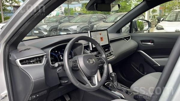 Pelēks Toyota Corolla Cross 2023 Rīga, ar dzinēja tilpumu 2.00 L un nobraukumu 58 tūkst. km par 27450 €, foto 5 vietnē AUTOMOTO.COM.LV
