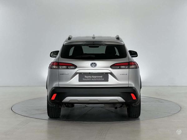 Grey Toyota Corolla Cross 2023 in Vilnius, with an engine capacity of 1.80 L and mileage of 47 thousand km for 29900 €, photo 4 on AUTOMOTO.COM.LV