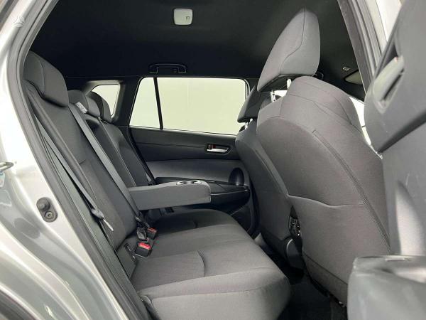 Grey Toyota Corolla Cross 2023 in Vilnius, with an engine capacity of 1.80 L and mileage of 47 thousand km for 29900 €, photo 7 on AUTOMOTO.COM.LV