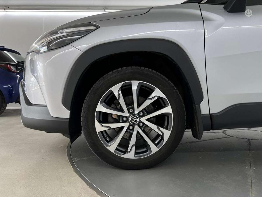 Серый Тойота Corolla Cross 2023 в Вильнюс, объемом двигателя 1.80 л и пробегом 47 тыс. км за 29900 €, фото 16 на AUTOMOTO.COM.LV