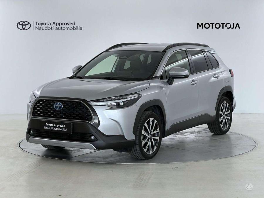 Grey Toyota Corolla Cross 2023 in Vilnius, with an engine capacity of 1.99 L and mileage of 42 thousand km for 31900 €, photo 1 on AUTOMOTO.COM.LV