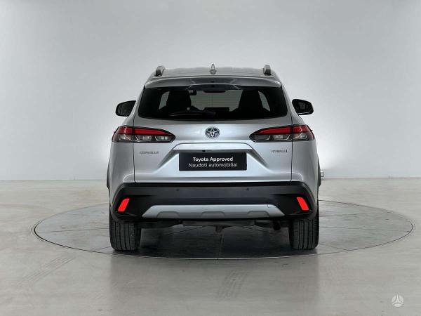 Серый Тойота Corolla Cross 2023 в Вильнюс, объемом двигателя 1.99 л и пробегом 42 тыс. км за 31900 €, фото 5 на AUTOMOTO.COM.LV
