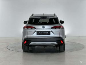 Grey Toyota Corolla Cross 2023 in Vilnius, with an engine capacity of 1.99 L and mileage of 42 thousand km for 31900 €, photo 5 on AUTOMOTO.COM.LV