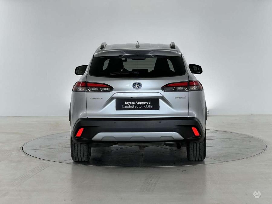 Grey Toyota Corolla Cross 2023 in Vilnius, with an engine capacity of 1.99 L and mileage of 42 thousand km for 31900 €, photo 5 on AUTOMOTO.COM.LV