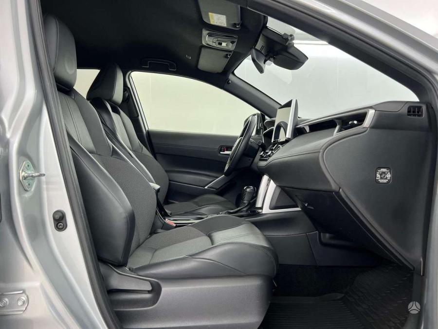 Grey Toyota Corolla Cross 2023 in Vilnius, with an engine capacity of 1.99 L and mileage of 42 thousand km for 31900 €, photo 7 on AUTOMOTO.COM.LV