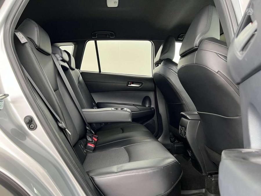 Grey Toyota Corolla Cross 2023 in Vilnius, with an engine capacity of 1.99 L and mileage of 42 thousand km for 31900 €, photo 8 on AUTOMOTO.COM.LV