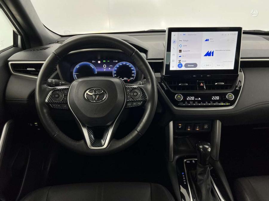 Grey Toyota Corolla Cross 2023 in Vilnius, with an engine capacity of 1.99 L and mileage of 42 thousand km for 31900 €, photo 10 on AUTOMOTO.COM.LV