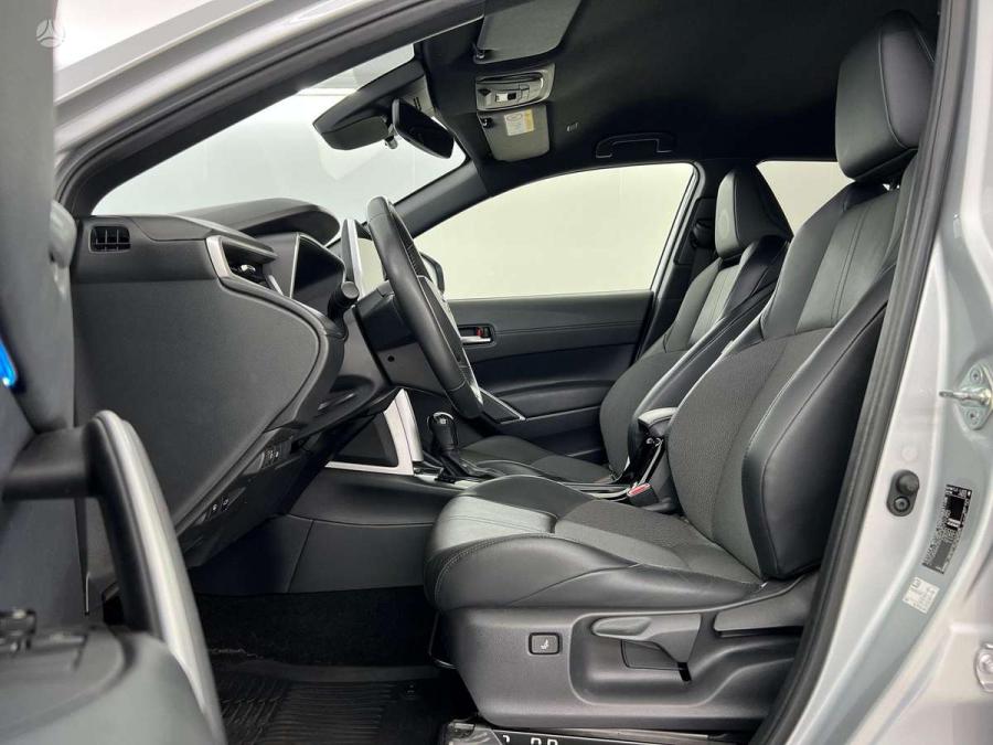 Grey Toyota Corolla Cross 2023 in Vilnius, with an engine capacity of 1.99 L and mileage of 42 thousand km for 31900 €, photo 12 on AUTOMOTO.COM.LV