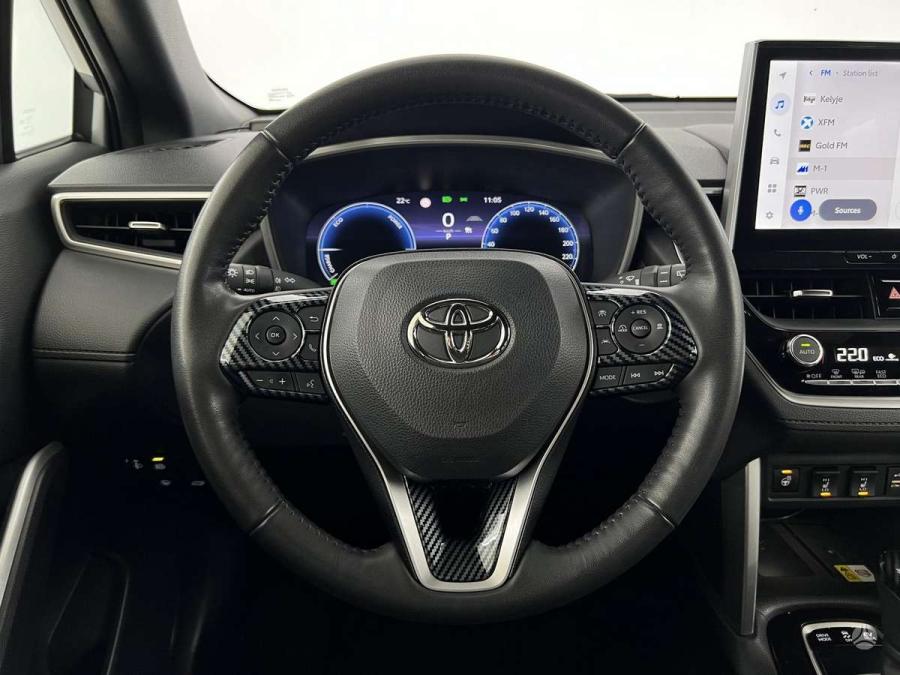 Grey Toyota Corolla Cross 2023 in Vilnius, with an engine capacity of 1.99 L and mileage of 42 thousand km for 31900 €, photo 13 on AUTOMOTO.COM.LV