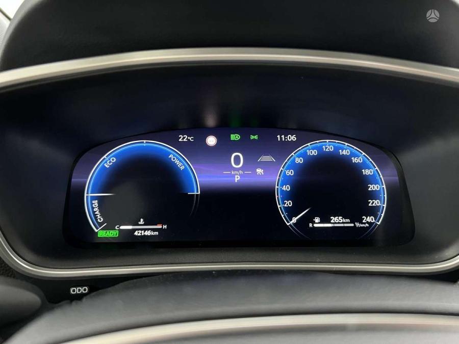 Grey Toyota Corolla Cross 2023 in Vilnius, with an engine capacity of 1.99 L and mileage of 42 thousand km for 31900 €, photo 14 on AUTOMOTO.COM.LV