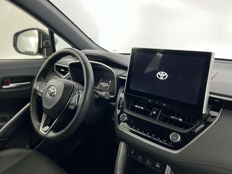 Grey Toyota Corolla Cross 2023 in Vilnius, with an engine capacity of 1.99 L and mileage of 42 thousand km for 31900 €, photo 15 on AUTOMOTO.COM.LV
