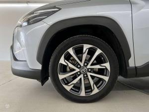 Grey Toyota Corolla Cross 2023 in Vilnius, with an engine capacity of 1.99 L and mileage of 42 thousand km for 31900 €, photo 16 on AUTOMOTO.COM.LV