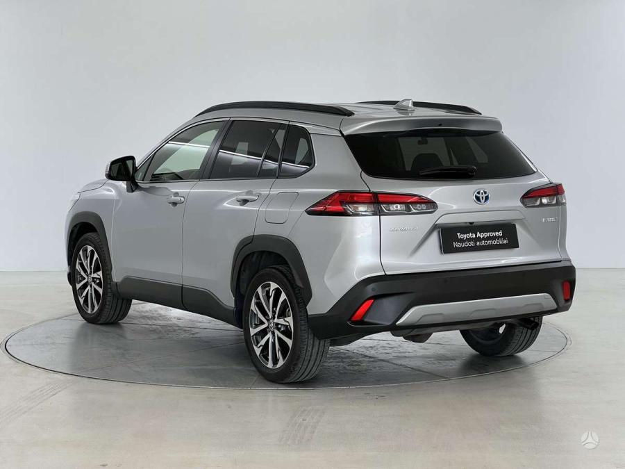 Grey Toyota Corolla Cross 2023 in Vilnius, with an engine capacity of 1.99 L and mileage of 42 thousand km for 31900 €, photo 18 on AUTOMOTO.COM.LV