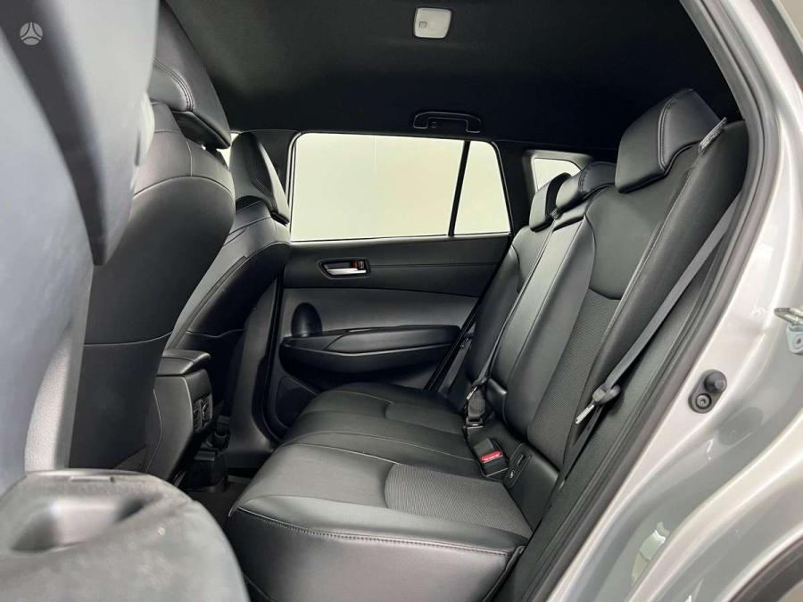 Grey Toyota Corolla Cross 2023 in Vilnius, with an engine capacity of 1.99 L and mileage of 42 thousand km for 31900 €, photo 20 on AUTOMOTO.COM.LV