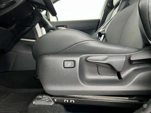 Grey Toyota Corolla Cross 2023 in Vilnius, with an engine capacity of 1.99 L and mileage of 42 thousand km for 31900 €, photo 27 on AUTOMOTO.COM.LV