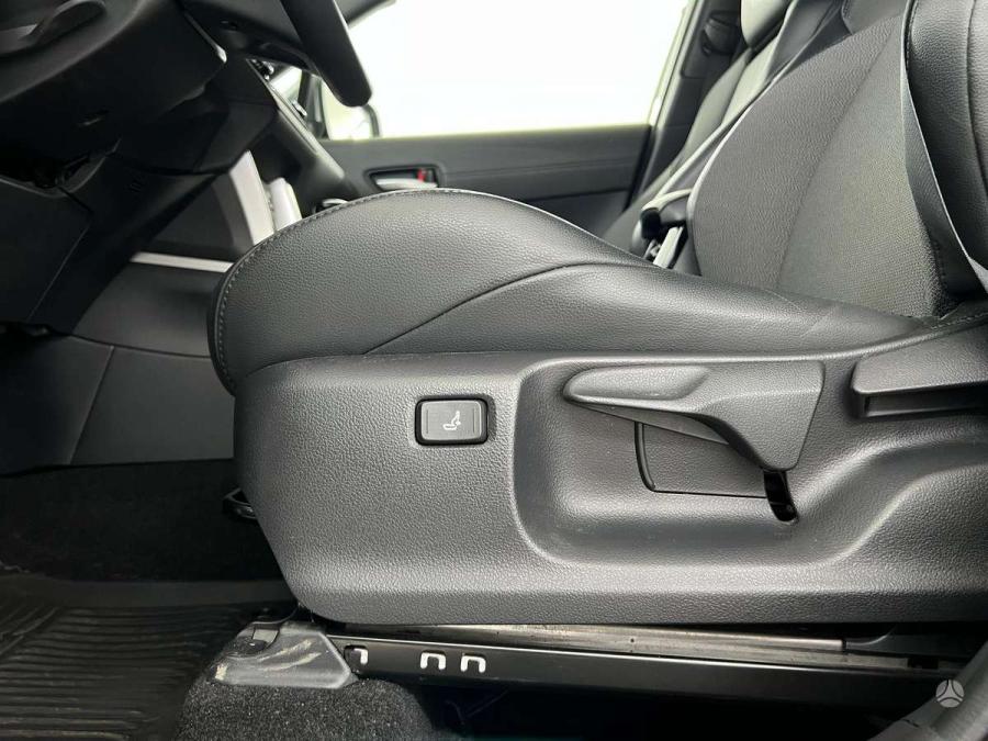 Grey Toyota Corolla Cross 2023 in Vilnius, with an engine capacity of 1.99 L and mileage of 42 thousand km for 31900 €, photo 27 on AUTOMOTO.COM.LV