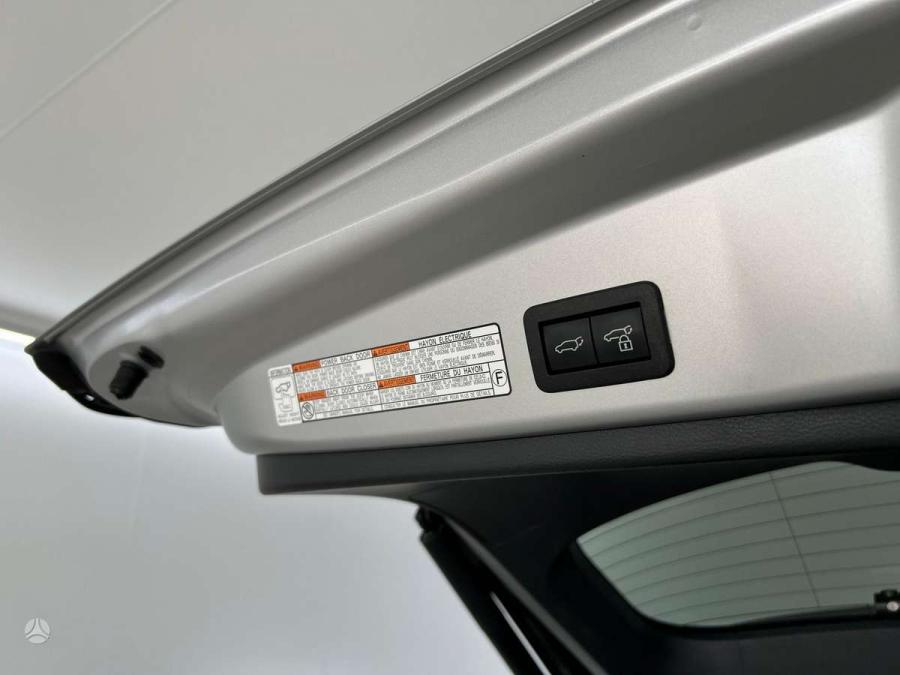 Grey Toyota Corolla Cross 2023 in Vilnius, with an engine capacity of 1.99 L and mileage of 42 thousand km for 31900 €, photo 29 on AUTOMOTO.COM.LV