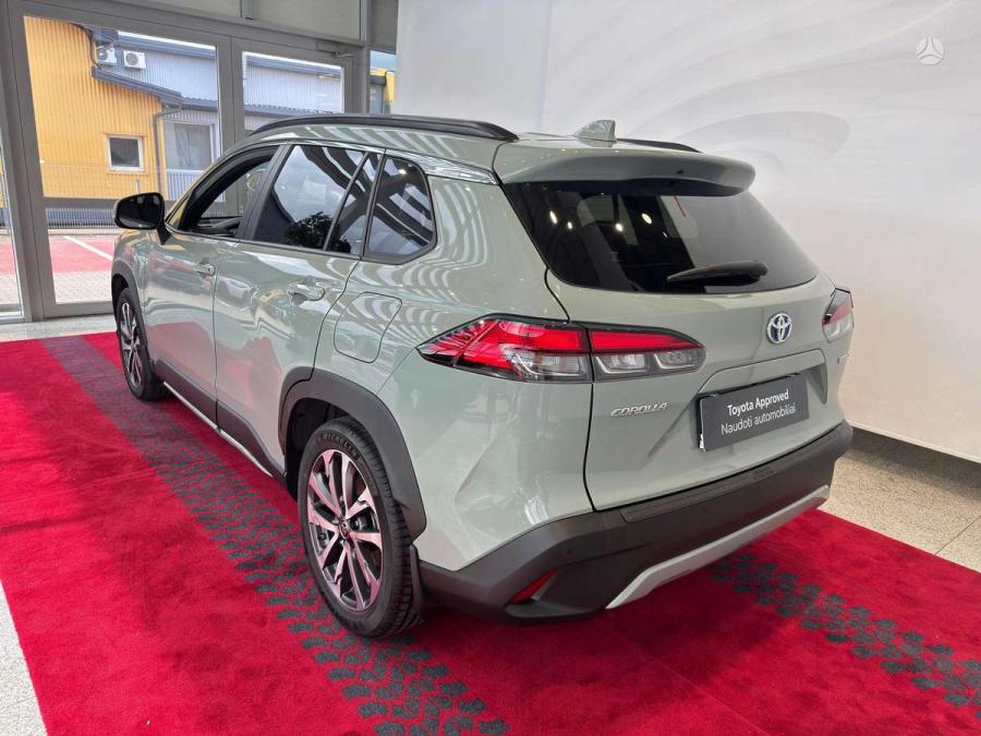 Grey Toyota Corolla Cross 2023 in Siauliai, with an engine capacity of 1.99 L and mileage of 26 thousand km for 32900 €, photo 6 on AUTOMOTO.COM.LV