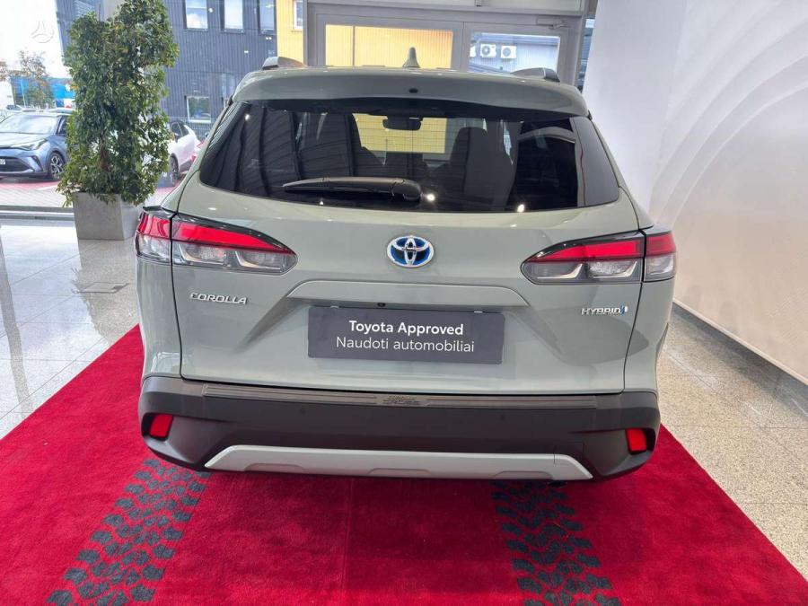 Grey Toyota Corolla Cross 2023 in Siauliai, with an engine capacity of 1.99 L and mileage of 26 thousand km for 32900 €, photo 8 on AUTOMOTO.COM.LV