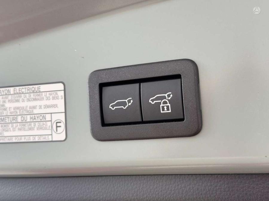 Grey Toyota Corolla Cross 2023 in Siauliai, with an engine capacity of 1.99 L and mileage of 26 thousand km for 32900 €, photo 11 on AUTOMOTO.COM.LV