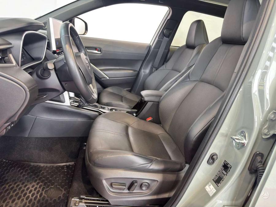 Grey Toyota Corolla Cross 2023 in Siauliai, with an engine capacity of 1.99 L and mileage of 26 thousand km for 32900 €, photo 16 on AUTOMOTO.COM.LV